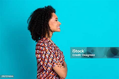 측면 프로필 사진 의 사랑스러운 쾌활 한 여자 옷을 입은 프린트 블라우스 팔 교차 모습 빈 공간 고립 된 파란색 배경 25 29세에 대한 스톡 사진 및 기타 이미지 Istock