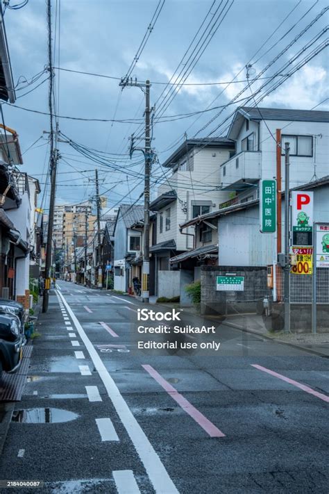 전통 가옥 오버헤드 케이블 젖은 아스팔트 거리가 있는 일본 동네 0명에 대한 스톡 사진 및 기타 이미지 0명 거리 건축 Istock