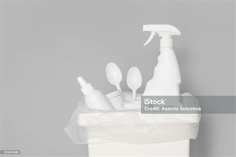 회색 배경에 흰색 플라스틱으로 만든 쓰레기로 재활용 쓰레기통 0명에 대한 스톡 사진 및 기타 이미지 0명 가방 문제