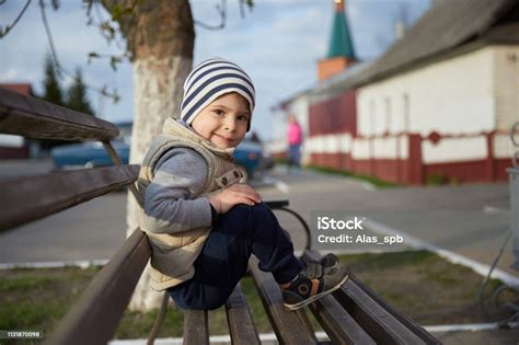 벤치에 앉아있는 어린 소년 도시에 있는 줄무늬 모자를 쓰고 있는 아기 가을에 대한 스톡 사진 및 기타 이미지 가을 건강한