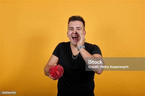 잘 생긴 젊은 남자 미소 손바닥으로 얼굴을 덮고 빨간 상자를 유지 갈색 머리에 대한 스톡 사진 및 기타 이미지 갈색 머리