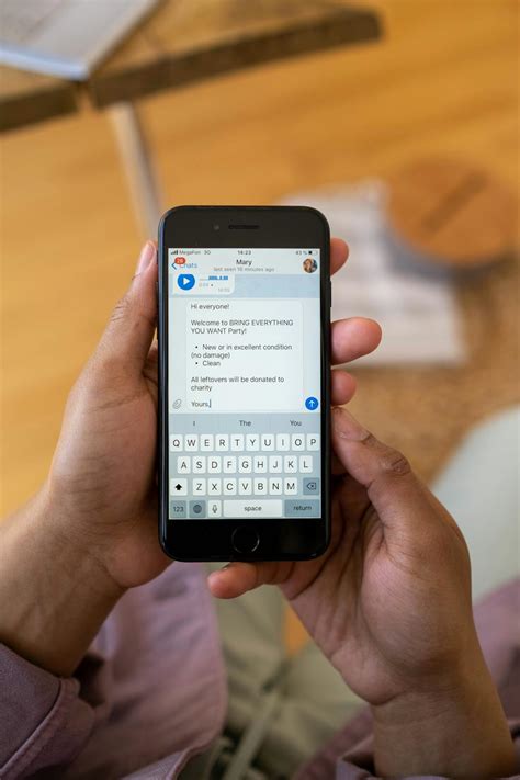 실내 가로 샷 가상 키보드 가정 환경 가젯 개인 기기 개인적 메시지 기기 기술 내려 놓다 대화 디지털 디지털 통신 메시지 모바일 모바일