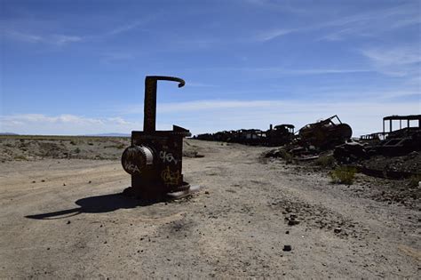 Uyuni의 소금 평지에 가까운 골동품 열차 묘지에서 오래된 녹슨 열차 볼리비아 0명에 대한 스톡 사진 및 기타 이미지 0명 고대의 고물 집적소 Istock