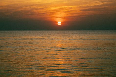 경치가 좋은 고요한 바다 바다 경치 바탕화면 새벽 수평선 일몰 일출 자연 잔잔한 평화로운 풍경 해변 황혼에 관한 무료 스톡 사진