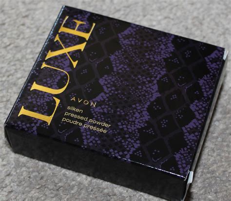 AVON LUXE puder u kamenu - light medium silk - MAKEUP ARENA