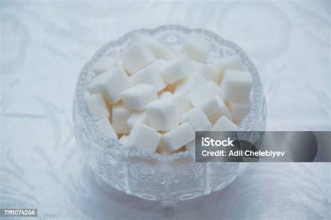설탕 큐브로 채워진 유리 그릇 흰색 배경에 고립 된 그릇에 설탕 큐브 각설탕에 대한 스톡 사진 및 기타 이미지 각설탕 건강에 좋지 않은 음식 건강하지 못한 생활방식