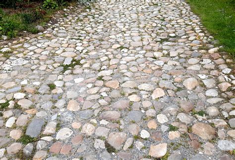 석영 바위로 만든 오래된 시골 돌 포장 도시 광장은 자갈 갈색 베이지 색 흰색 노란색 으로 채워진 약 15cm 관절의 크기로 자란 자갈 풀길 0명에 대한 스톡 사진 및 기타