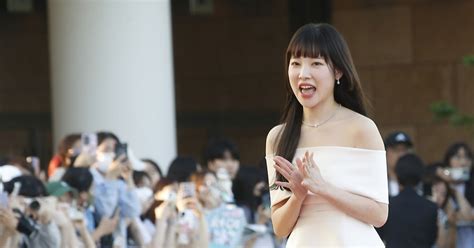 김아영 레드카펫 밟는 맑은 눈의 광인