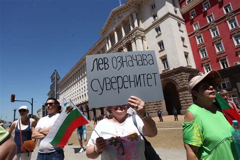 Напрежение пред Народното събрание Протестиращи срещу еврото се опитват да влязат в парламента