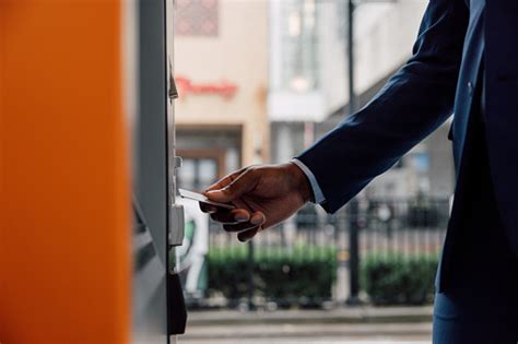 비접촉식 결제를 사용하여 자동 판매기에서 승차 티켓을 구매하는 사업가 30 34세에 대한 스톡 사진 및 기타 이미지 30 34세 교통수단 구매 Istock