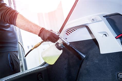 특수 폼 발전기로 인터레이터를 청소하는 자동차 서비스 작업자 건조한에 대한 스톡 사진 및 기타 이미지 건조한 고무 장갑