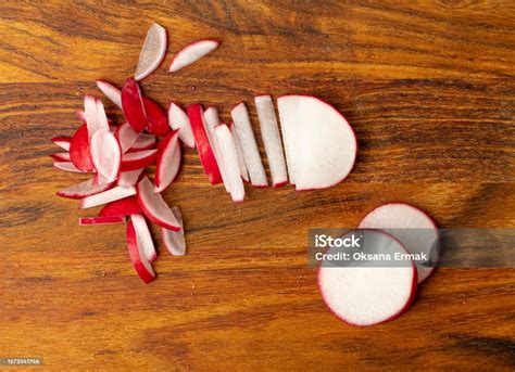 얇게 썬 무 뿌리 분리 붉은 뿌리 둥근 컷 붉은 무 슬라이스 더미 흰색에 라디스 단면 0명에 대한 스톡 사진 및 기타 이미지 0명 갈기갈기 찢어진 건강한 생활방식