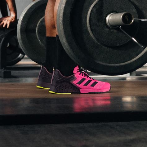 Tiềm ẩn nhiều nguy cơ với sức khỏe khi gymer đi chân trần tập luyện