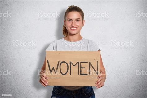 비문 여성과 접시를 들고 카리스마 자기 공공 활동가의 이미지 카메라를 직접 보고 좋은 분위기에있는 여성의 권리를 위해 싸울 수있는 에너지를 많이 가지고 페미니스트 운동