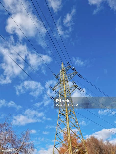 고전압 전봇대 및 전력선 고전압 송전탑 및 푸른 흐린 하늘 0명에 대한 스톡 사진 및 기타 이미지 0명 가격 강철 Istock
