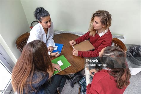 행복함 터키 명의 학생과 선생님에게 협력 학교 이스탄불 고등학교에 대한 스톡 사진 및 기타 이미지 고등학교 교사 교육 관련 직업 2015년 Istock