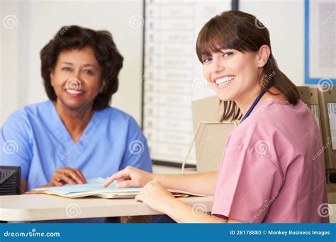 Twee Verpleegsters In Bespreking Bij De Post Van Verpleegsters Stock