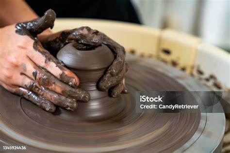 세라믹 스튜디오에서 도자기 바퀴에 아시아 여성 조각가 손 조각 원시 점토의 클로즈업 가정의 방에 대한 스톡 사진 및 기타 이미지 가정의 방 공예 공예 제품 Istock