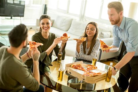 현대 인테리어에서 피자를 먹고 사이다를 마시는 젊은이들의 그룹 20 29세에 대한 스톡 사진 및 기타 이미지 20 29세