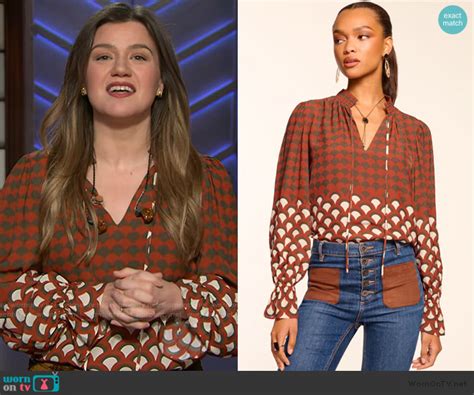 Wornontv Kellys Printed Tie Neck Blouse On The Kelly Clarkson Show Kelly Clarkson Clothes