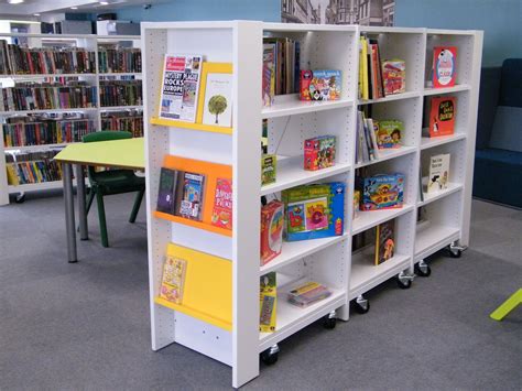 Mobile and flexible shelving system