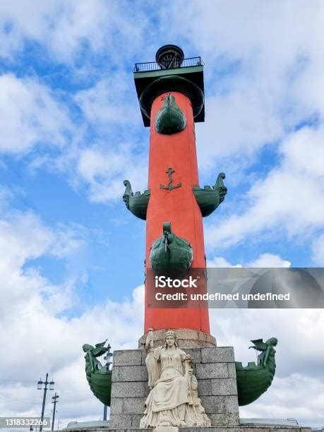 상트 페테르부르크의 건축 푸른 흐린 하늘의 배경에 유명한 로스트랄 기둥역사적인 장소 매력 애로우 바실레브스키 섬 0명에 대한 스톡 사진 및 기타 이미지 Istock