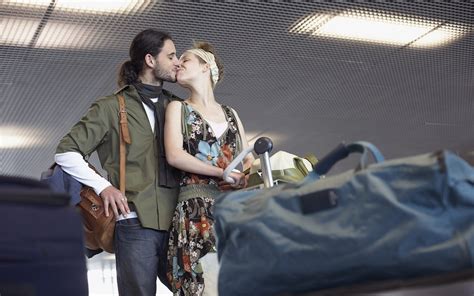 Обои с влюбленными парами сердечками и признаниями в любви