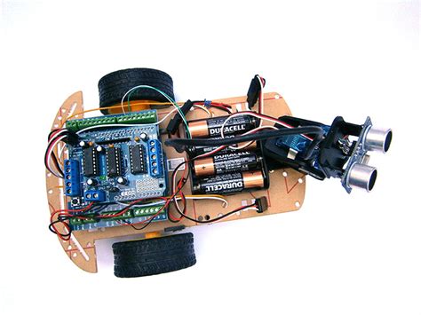 robot con arduino y sensor ultrasónico para calcular las distancias a