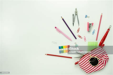 테이블 상단 보기 교육 시즌 배경 개념의 학교에 다시 공중 이미지 현대 소박한 흰색 나무 판자에 학습 어린이 들을 위한 액세서리 편지지와 평평 하다 빨간 손 가방 교사 교육