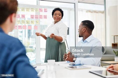 사무실에서 동료들에게 프리젠 테이션을하는 젊은 사업가의 샷 20 24세에 대한 스톡 사진 및 기타 이미지 20 24세 20 29세 25 29세 Istock