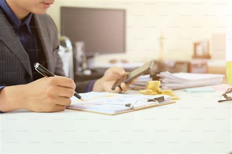 종이 문서 금융 투자 개념에서 일하는 사업가 사진 Unsplash의 태국 이미지