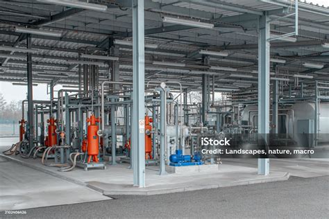 새로운 석유화학 로딩 기술 설치 측정 기기가 있는 스테인리스강 파이프라인 필터 스트레이너 밸브 및 펌프가 있는 파란색 전기 모터 산업 지역 0명에 대한 스톡 사진 및 기타