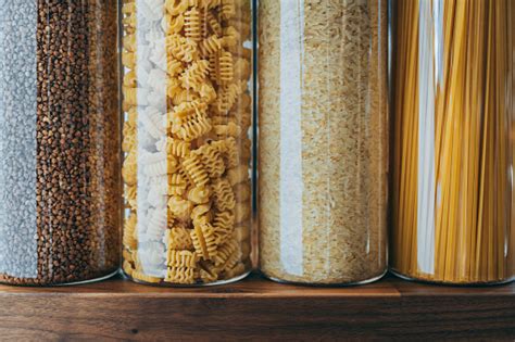 긴 저장을위한 플라스틱 항아리에 다양한 파스타와 시리얼 곡물 0명에 대한 스톡 사진 및 기타 이미지 0명 건조한 격리