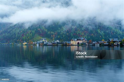 오스트리아 잘츠카머구트 지역에 유명한 할 슈 타트 마을의 호수 전망 가을에 대한 스톡 사진 및 기타 이미지 가을 건물 외관 건축 Istock