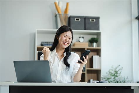 행복하고 흥분된 스마트폰 사용자는 즐기고 성공하고 성취하고 높은 작업 결과를 얻습니다 핸드폰을 사용하는 행복감에 찬 사업가 문자 메시지를 읽고 있습니다 20 24세에 대한