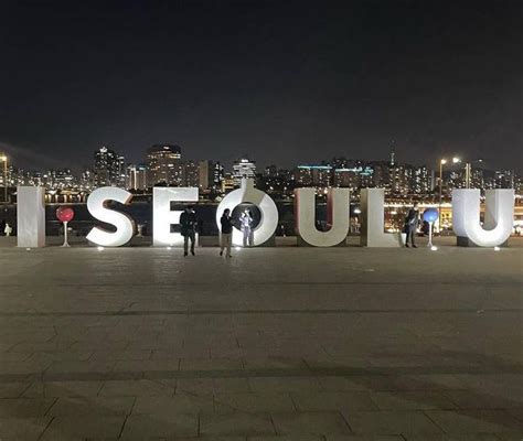 🌸 전통과 내일이 만나는 도시 🌸서울에 가본 적이 없다면 제가 여러분을 작은 가상 여행으로 안내해 드리겠습니다 💭🌙이 도시는 고대의 전통과 미래의 꿈이 완벽하게 조화를