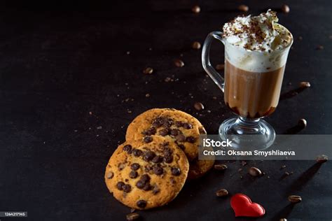 휘핑 크림과 쉐이핑 초콜릿 초콜릿 칩 쿠키 어두운 배경에 구운 커피원두를 곁들인 커피 한 잔을 가까이에서 드셔보세요 음식 맛있는 간식을 먹을 준비가 된 개념 선택적 초점
