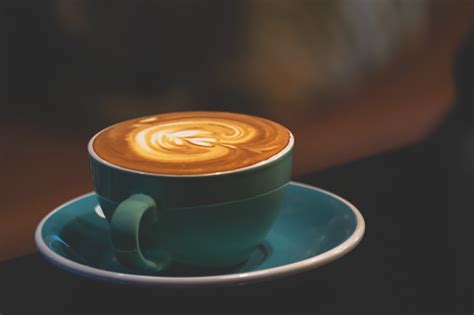 어두운 배경에 라 떼 아트가 있는 카푸치노의 녹지 세라믹 컵 0명에 대한 스톡 사진 및 기타 이미지 0명 갈색 디자인 Istock