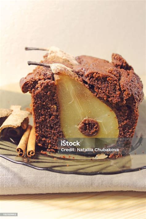 회색 직물에 유리 접시에 계 피 막대기로 컷 전체 배와 초콜릿 덩어리 케이크 머핀 배에 대한 스톡 사진 및 기타 이미지 배 초콜릿 케이크 가을 Istock