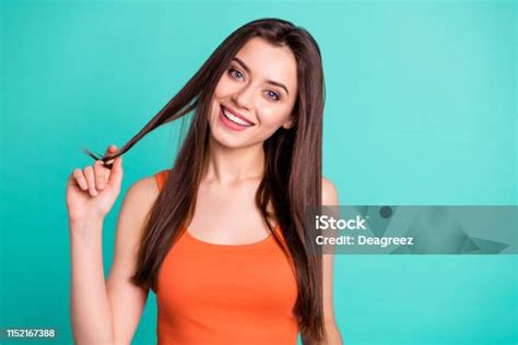 클로즈업 사진의 웅장 한 콘텐츠 다행 여자 청소년 사람들 터치 손가락 손 헤어 스타일 헤어 스타일의 기쁨 여름 옷을 입고 유행 봄 옷 고립 된 청록색 배경 갈색 머리에 대한