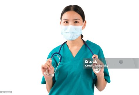 스크럽과 청진기를 착용하고 미소 짓고 포즈를 취하는 의료 전문가 흰색 격리 배경 가까이 옴에 대한 스톡 사진 및 기타 이미지 가까이 옴 건강관리와 의술 명랑한