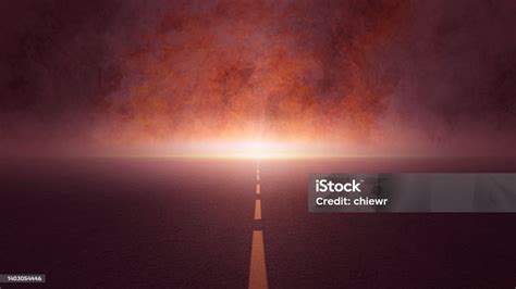 빈 어두운 거리 아스팔트 장면 배경 불의 불꽃은 거리의 야경에 떠있는 연기로 타오르고 있습니다 광선에 대한 스톡 사진 및 기타 이미지 Istock