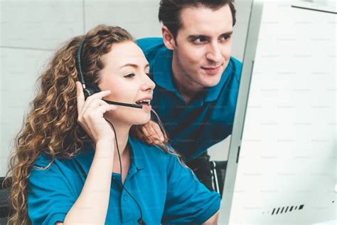 원격 고객 또는 동료를 지원하기 위해 사무실에서 일하는 헤드셋을 착용한 비즈니스 사람들 콜센터 텔레마케팅 고객 지원 상담원은 전화 화상 회의 서비스를 제공합니다 사진