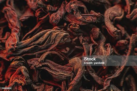 배경으로 붉은 빛에 검은 느슨한 잎 차 건조한 홍차 잎의 질감 어두운 배경 익스트림 매크로 모드 검은 잎 차 근접 촬영 홍차에 대한 스톡 사진 및 기타 이미지 Istock
