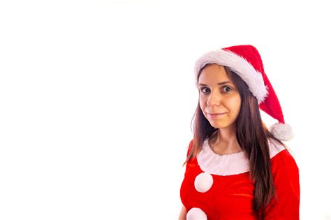 흰색 배경에 산타 클로스 정장에 아름다운 젊은 여자를 미소 메리 크리스마스와 새해 복 야 12월에 대한 스톡 사진 및 기타 이미지 Istock