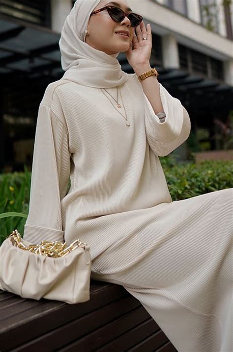 Camila Pleated Set Beach Sand Maroon Red