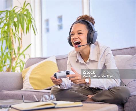 게임 콘솔 헤드폰 및 비디오 게임 경쟁 도전 및 가정 학습 휴식에서 우승하는 흑인 여성 게이머 사람 미국 학생 또는 스트리머가