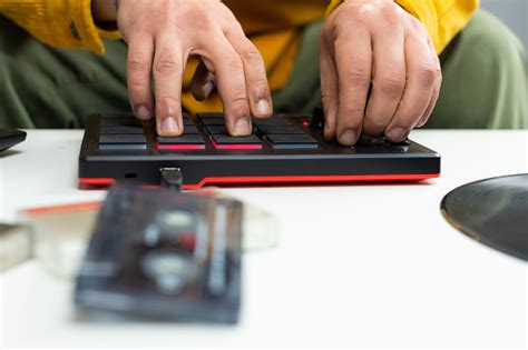 Midi 컨트롤러로 음악을 만드는 남자의 손은 그가 샘플링 한 오래된 비닐 및 카세트 테이프와 대조됩니다 Dj에 대한 스톡 사진 및 기타 이미지 Istock