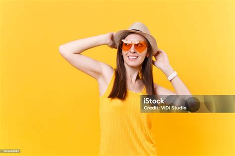 밀 짚 여름 모자에 흥분된 웃는 젊은 여자의 초상화 오렌지 유리 머리 노란 배경에 고립 된 복사 공간에 손을 넣어 사람들이 진심으 감정 라이프 스타일 개념 광고 영역입니다