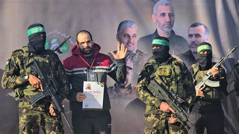 Hamás Libera A Tres Rehenes E Israel Excarcela A Más De 180 Presos Y